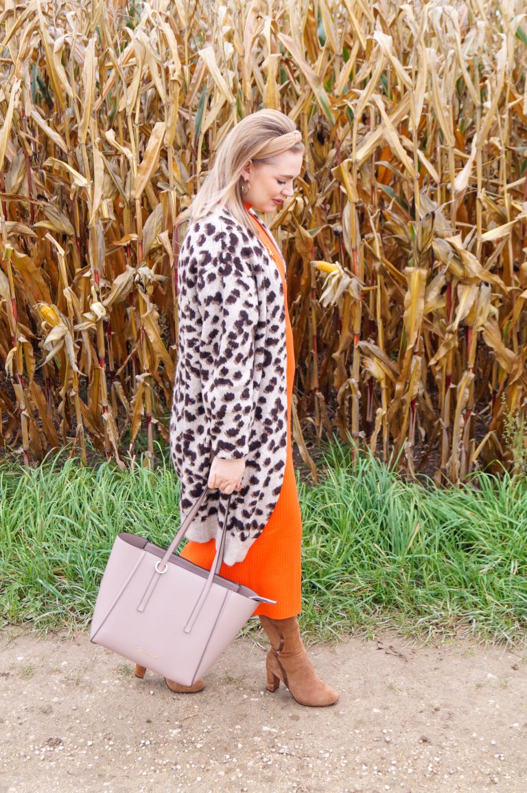 The PERFECT orange dress you need for Fall... - Madame Schischi