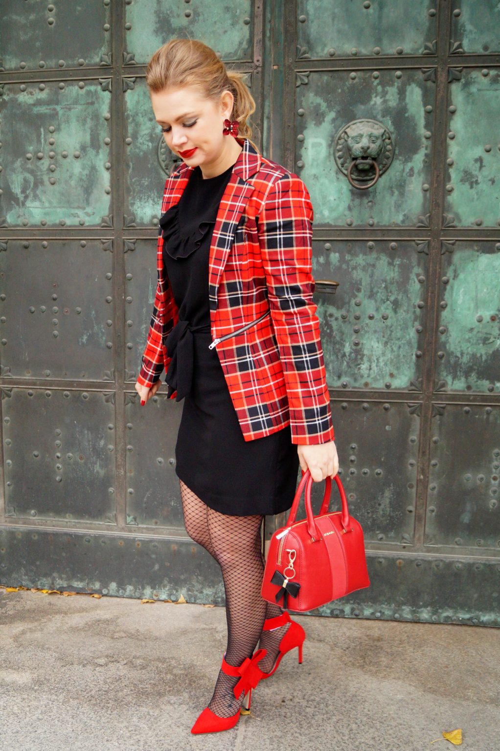 10+ Black and Red Outfit Ideas... - Madame Schischi