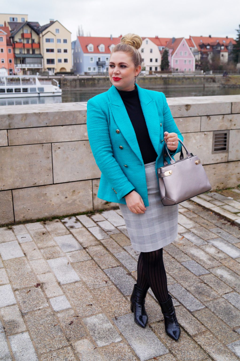 Turquoise blazer for work and play... - Madame Schischi
