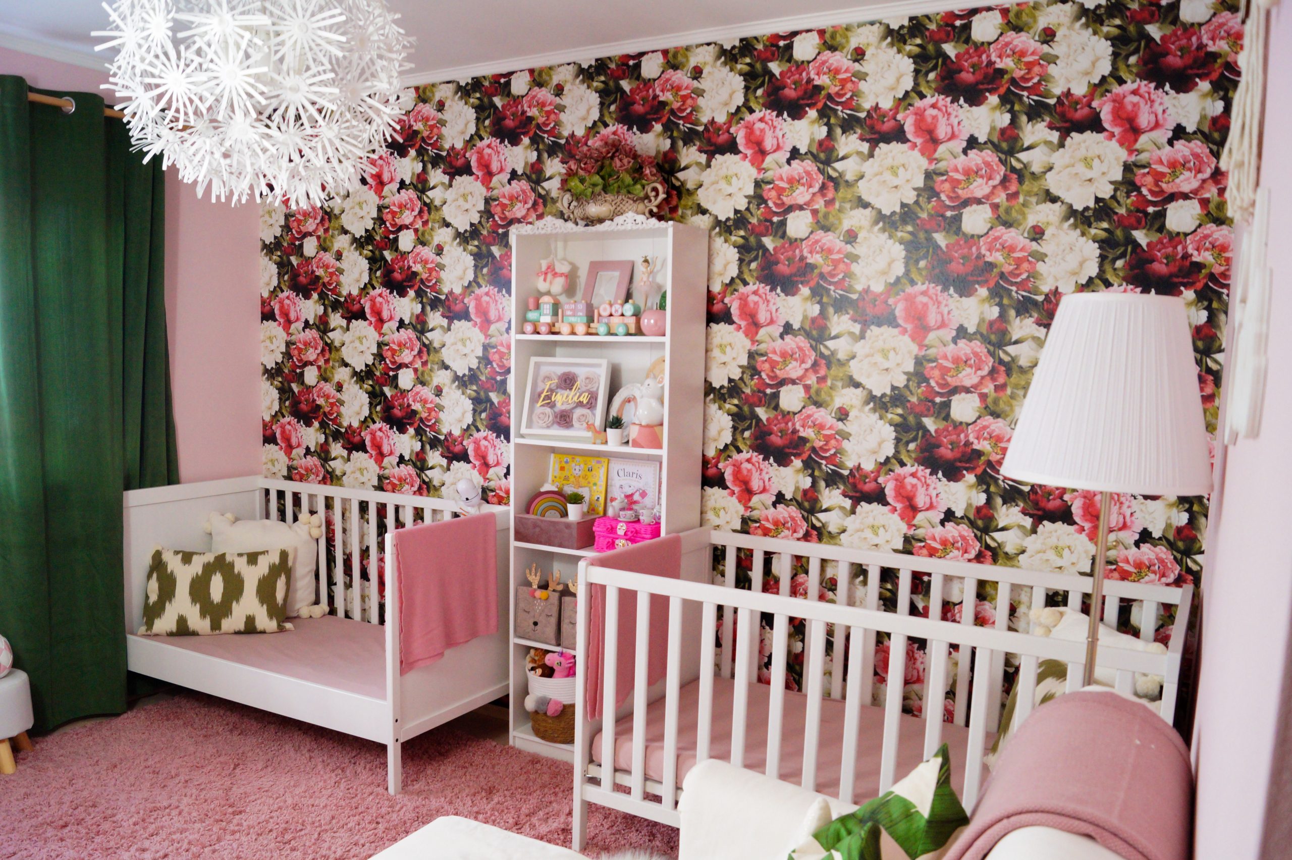 Shared Girl´s Room - Peony Wallpaper and Blush Walls.... - Madame Schischi
