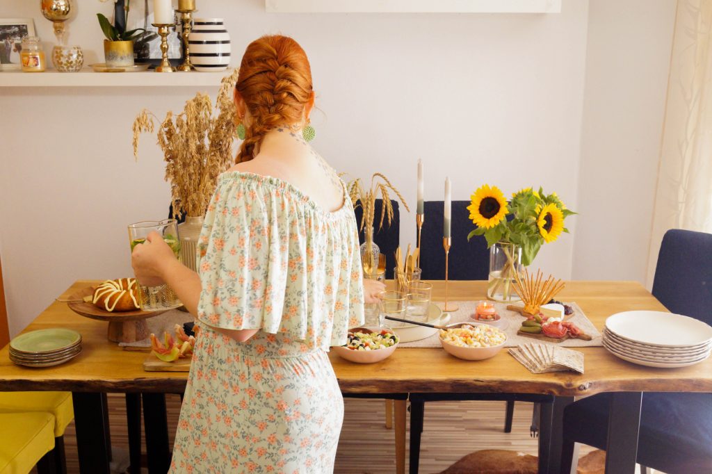 Summer Hosting... - Madame Schischi