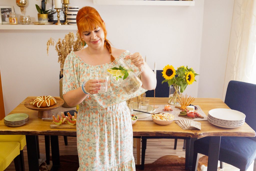 Summer Hosting... - Madame Schischi