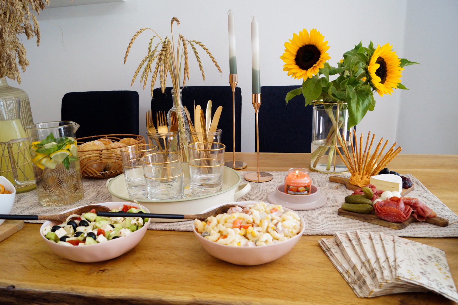 Summer Hosting... - Madame Schischi